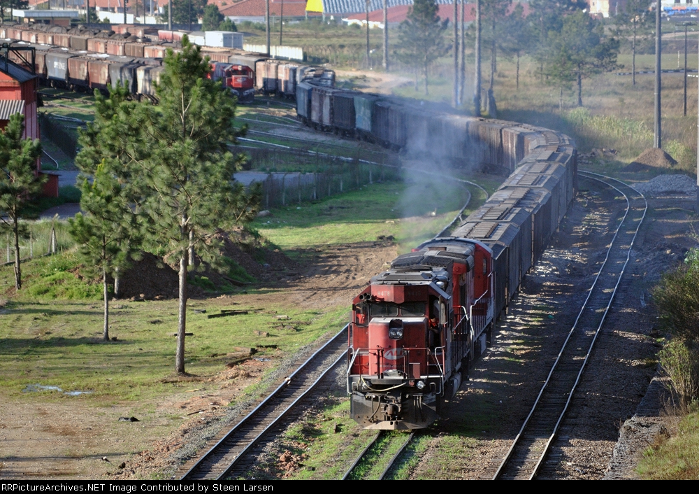 ALL 9478 (SD40T-2) and 7617 (C30-A) leaving Curitiba 2010